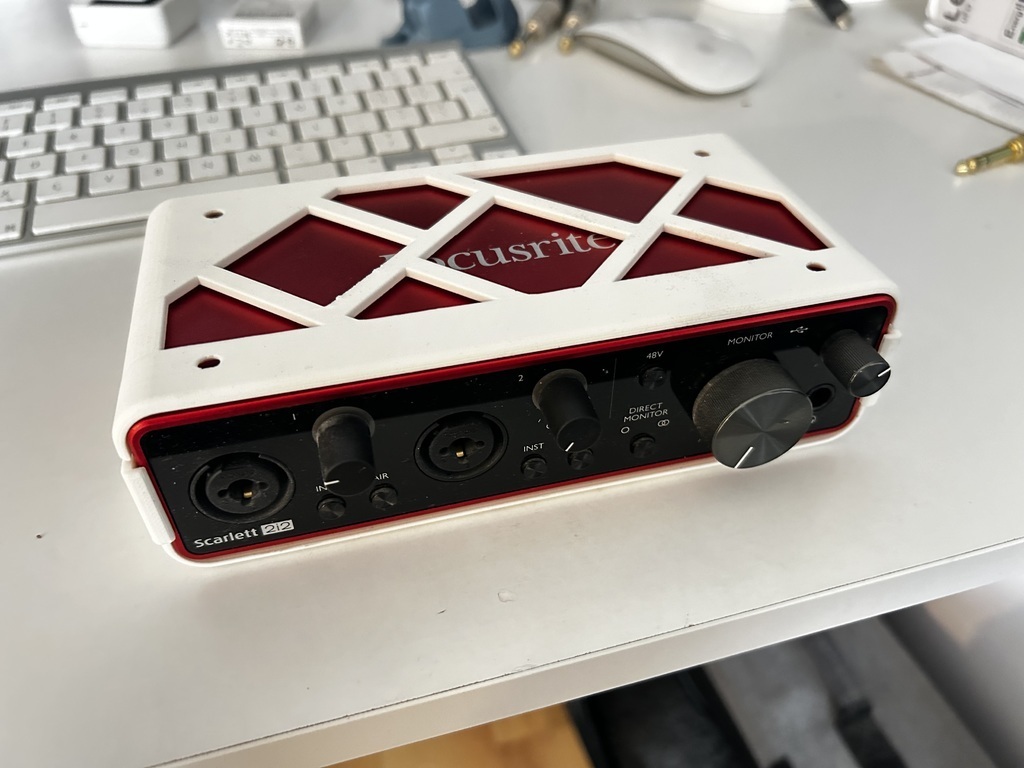 Archivo 3D gratis FOCUSRITE SCARLETT 2I2 - Mount 🎵 ・Plan de impresión en 3D para descargar・Cults