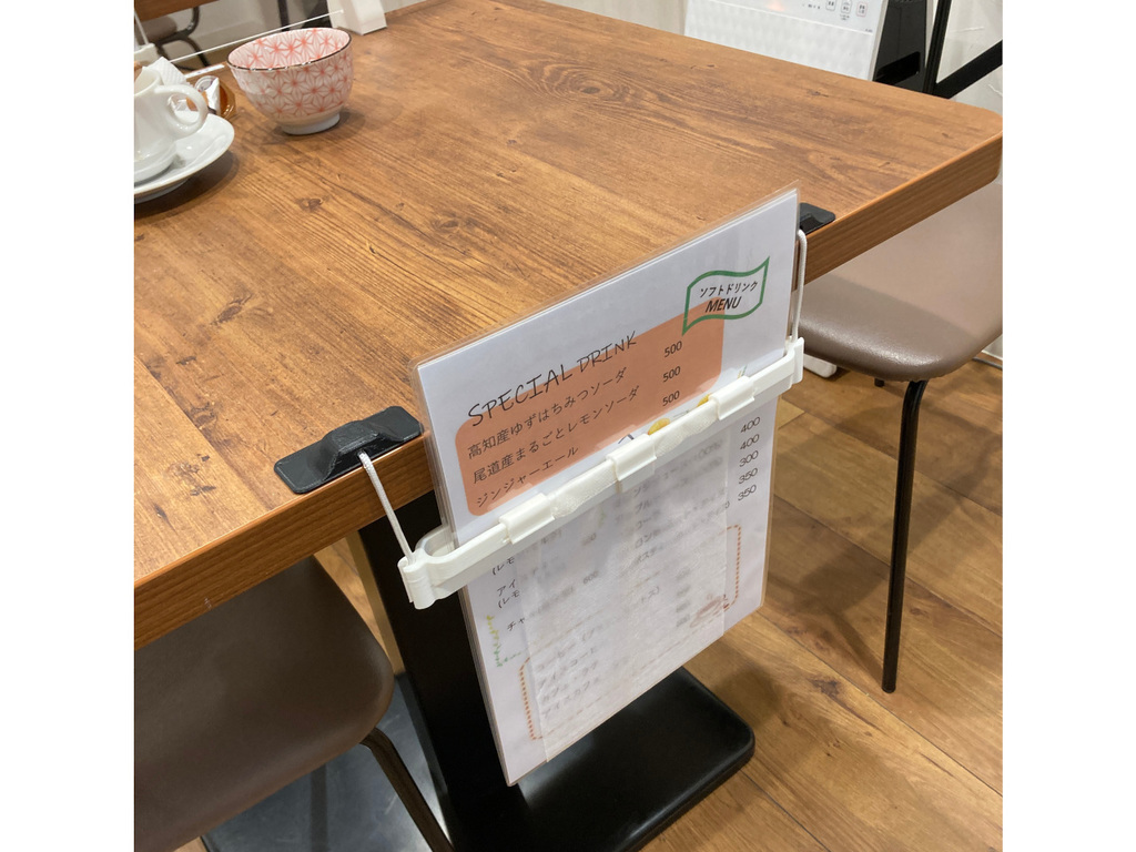 Archivo 3D gratis Porta menús de restaurante / テーブル脇に掛けるメニューホルダー 🏠 ...